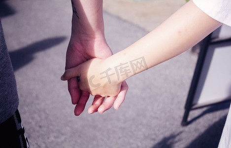 回头牵手摄影图片 回头牵手摄影作品 千库网