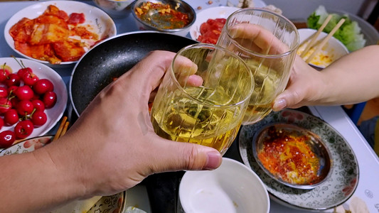 易拉罐碰杯摄影图片 易拉罐碰杯摄影作品 千库网