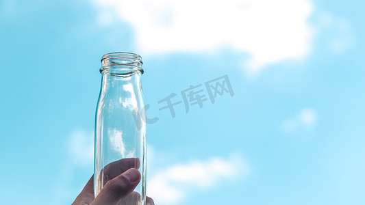 手持玻璃瓶摄影图片 手持玻璃瓶摄影作品 千库网