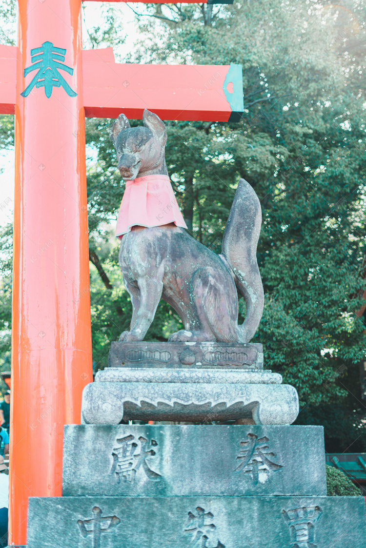 日本京都清晨石狐狸故神社神社门口摄影图配图高清摄影大图 千库网