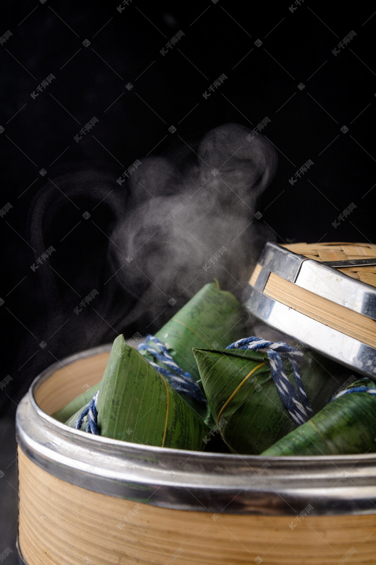 美食端午节刚出锅的粽子蒸笼摆放摄影图配图高清摄影大图 千库网