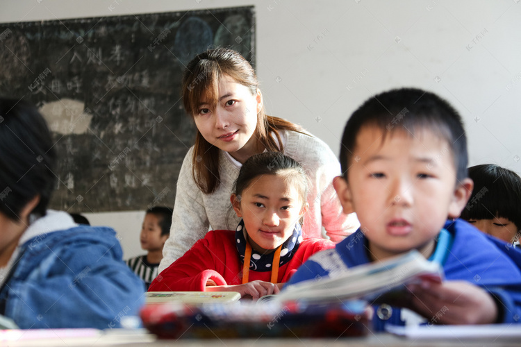 乡村女教师和小学生在教室里高清摄影大图 千库网