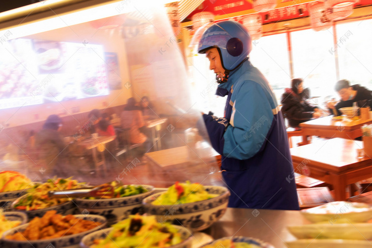 餐厅内等待取餐的外卖员高清摄影大图 千库网