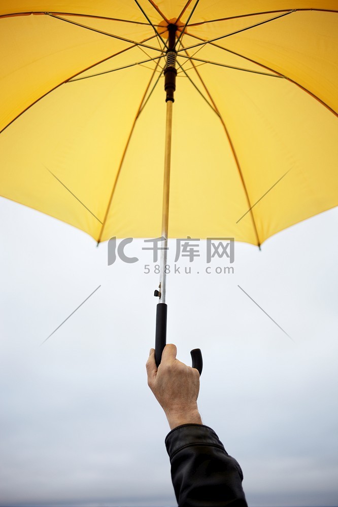 拿着黄伞的男人的手有选择性的聚焦在手指上 非常适合很多主题的抽象照片 高清摄影大图 千库网
