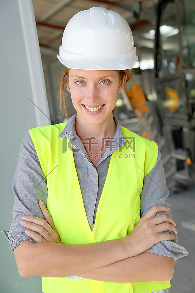 站在建筑工地的女工程师高清摄影大图 千库网