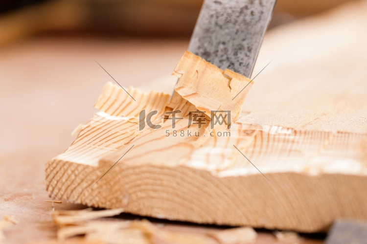 木匠在他的车间里用凿子工作 特写上凿高清摄影大图 千库网