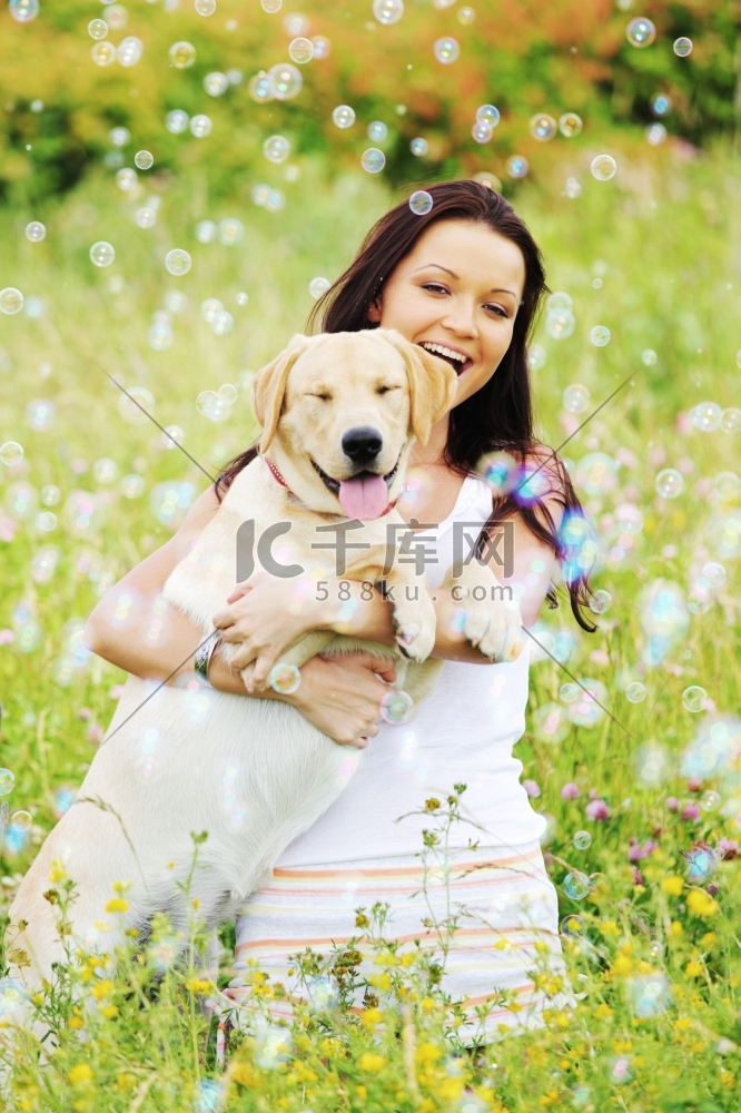 女人和她的狗在绿色的草地上拉不拉多黄金猎犬高清摄影大图 千库网