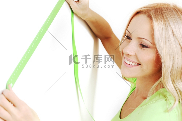 女人常拿着卷尺贴在墙上高清摄影大图 千库网