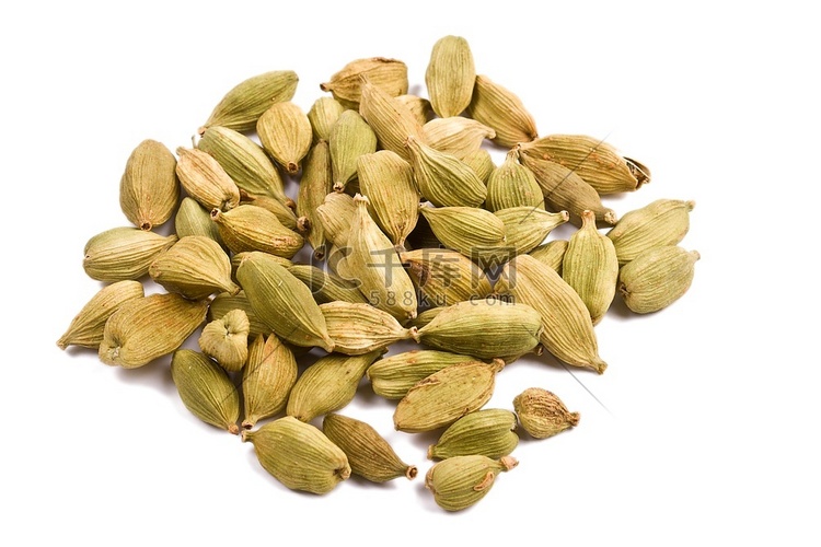 白色背景上孤立的小豆蔻堆巴旦杏核桃高清摄影大图 千库网