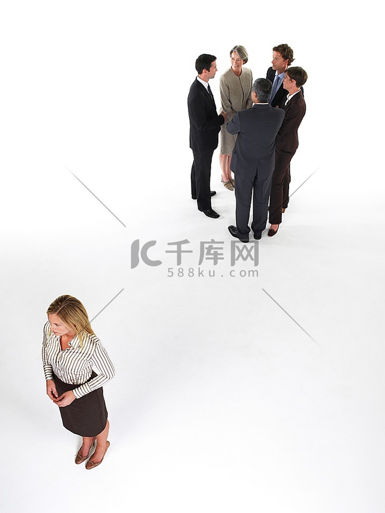 感觉被冷落的女商人滑轮鞋羽绒服高清摄影大图 千库网