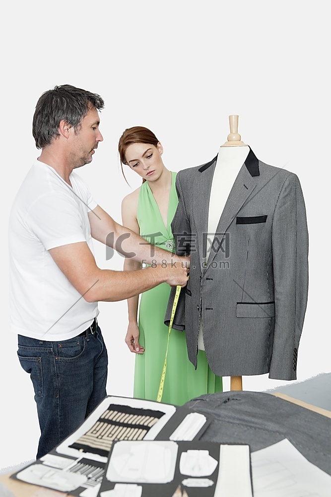 男裁缝量衣服女同事站在旁边高清摄影大图 千库网