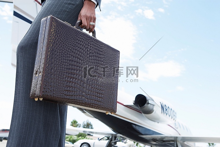 拿着公文包的女商人钱包 卡包包高清摄影大图 千库网