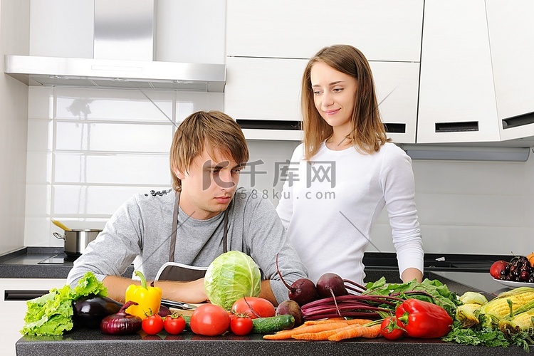 坐在厨房里做饭不开心的男人高清摄影大图 千库网