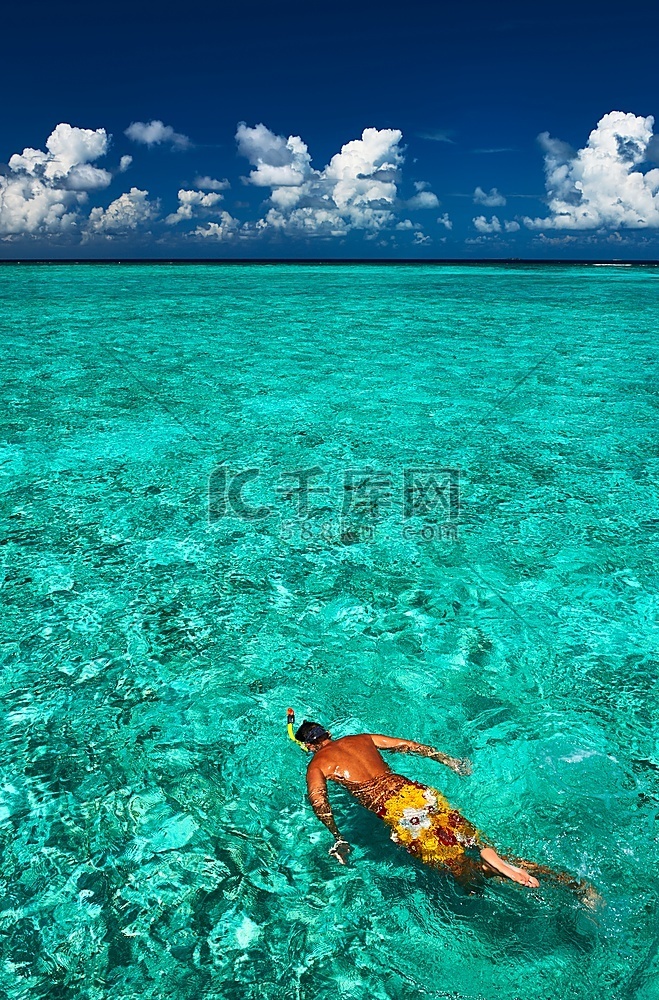 男子浮潜在水晶清澈的绿松石水在热带海滩海洋湖泊高清摄影大图 千库网