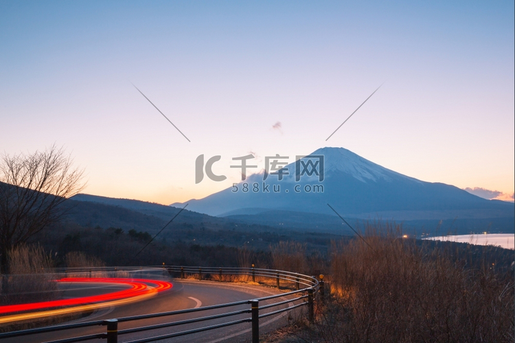 日本山梨县山中湖黄昏时分的富士富士山山峦轿车高清摄影大图 千库网