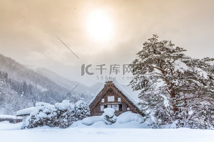 白川谷与降雪和冬日的太阳日本岐阜中部高清摄影大图 千库网