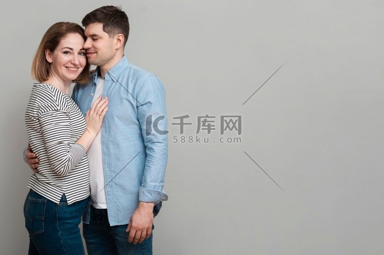 积极的男人女人互相抱着衬衫情侣装高清摄影大图 千库网