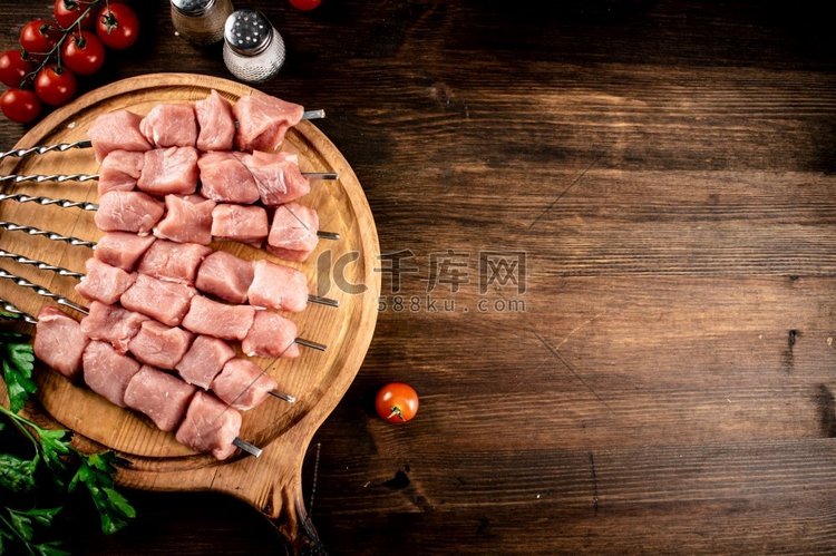 生猪肉串切板上放着欧芹和西红柿手表羊肉高清摄影大图 千库网