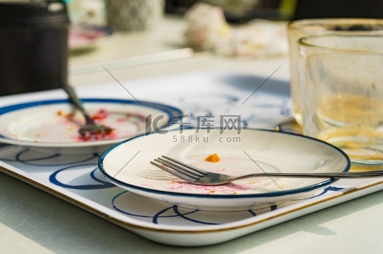 喝完咖啡后的脏盘子玻璃杯碗碟高清摄影大图 千库网