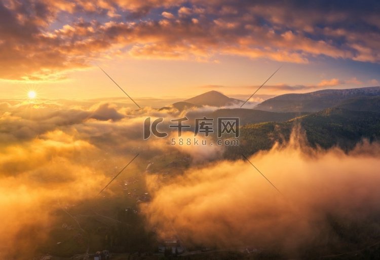 夏季日出时低云中的山脉高清摄影大图 千库网