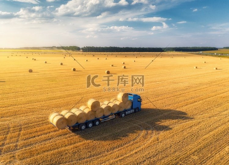 卡车与干草捆的鸟瞰图沙漠麦田高清摄影大图 千库网