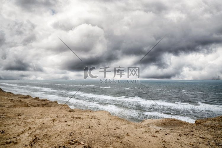 多云的天空下海面天气恶劣海岸表面粗糙高清摄影大图 千库网