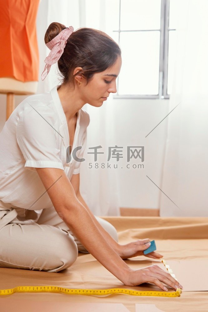 中景女人测量高清摄影大图 千库网
