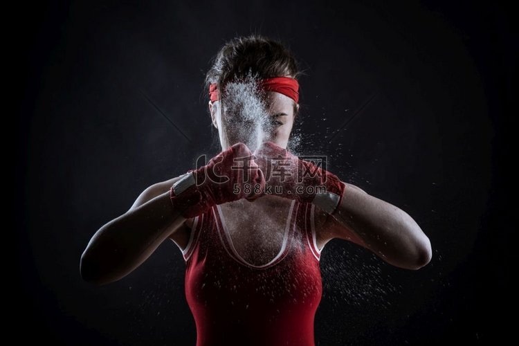 红色拳击绷带和运动服的女运动员前视图高清摄影大图 千库网