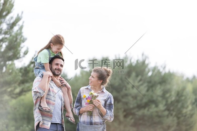 父母和女儿在农场对着天空聊天人物特写合照高清摄影大图 千库网