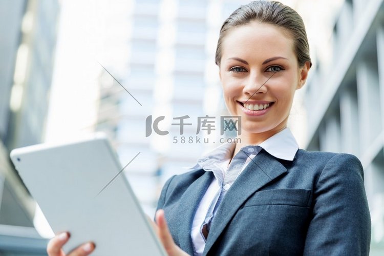 室外微笑的商界女强人画像高清摄影大图 千库网