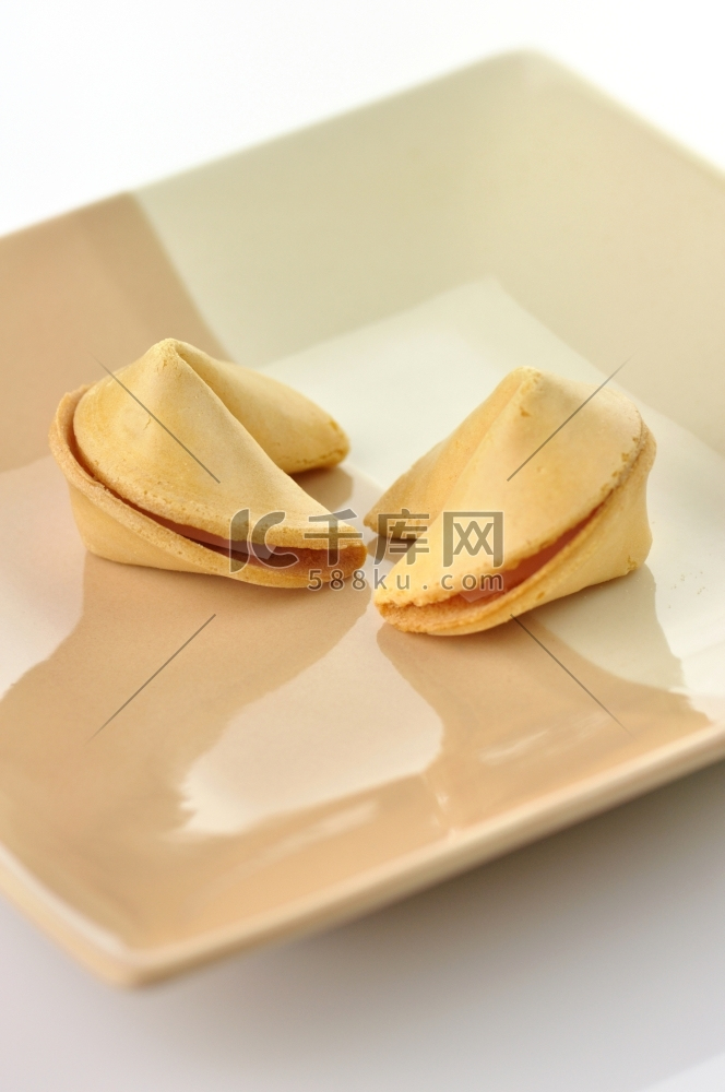 幸运饼干放在盘子里高清摄影大图 千库网