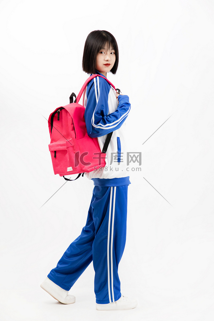 校服白天女生女生红色书包背摄影图配图高清摄影大图 千库网