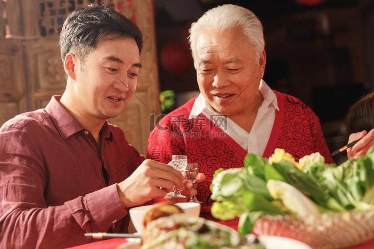 幸福父子吃年夜饭喝酒高清摄影大图 千库网
