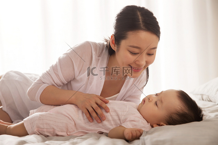 妈妈陪宝宝睡觉高清摄影大图 千库网
