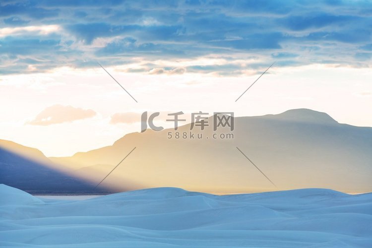 美国新墨西哥州白沙国家纪念碑的不同寻常的白色沙丘高清摄影大图 千库网