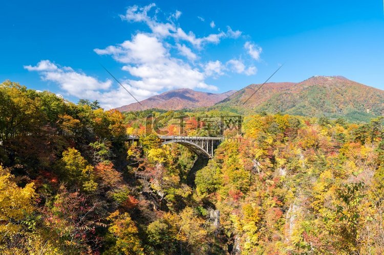 日本宫城东北有铁路隧道的Naruko峡谷高清摄影大图 千库网