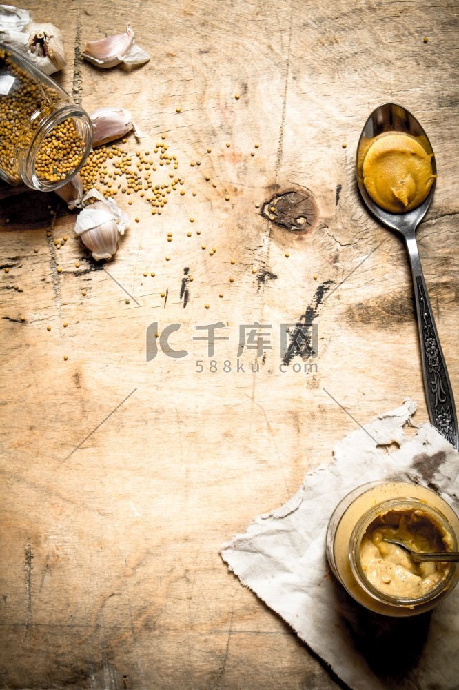 新鲜芥末和种子在木制背景上新鲜芥末和种子高清摄影大图 千库网
