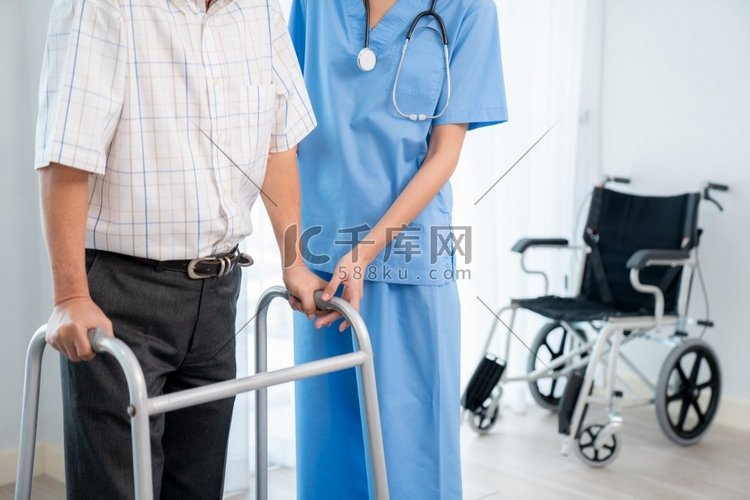 老人物理治疗师协助折叠助行器快乐健康老人护理服务高清摄影大图 千库网