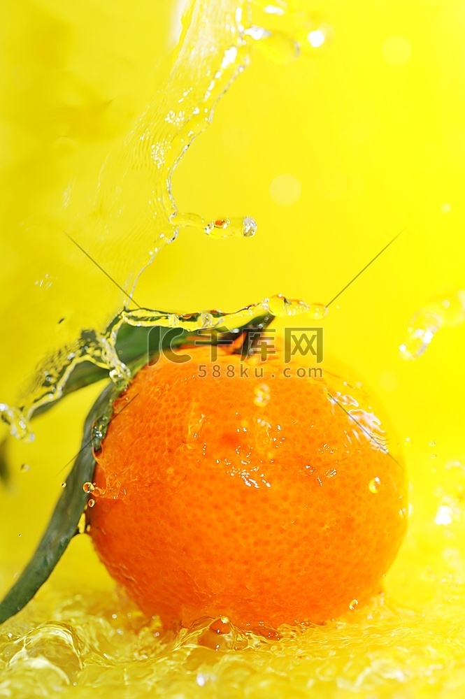 橘子和水溅在黄色上的特写高清摄影大图 千库网