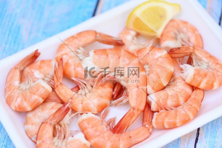 鲜虾放在盘子里的塑料托盘上柠檬煮虾虾在海鲜餐厅熟食高清摄影大图 千库网
