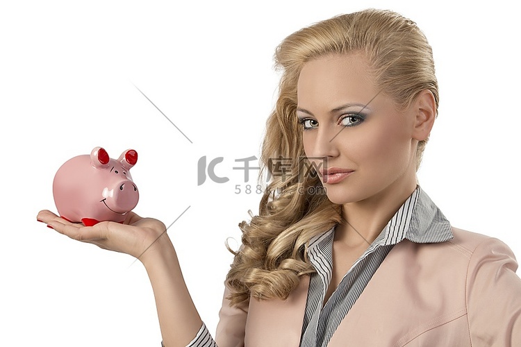 美丽金发女商人手持粉色储蓄罐的特写镜头高清摄影大图 千库网
