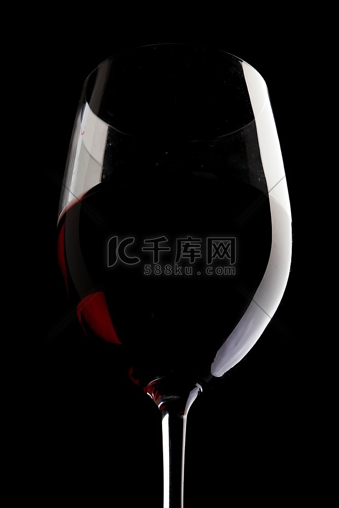 红葡萄酒杯剪影黑色背景高清摄影大图 千库网