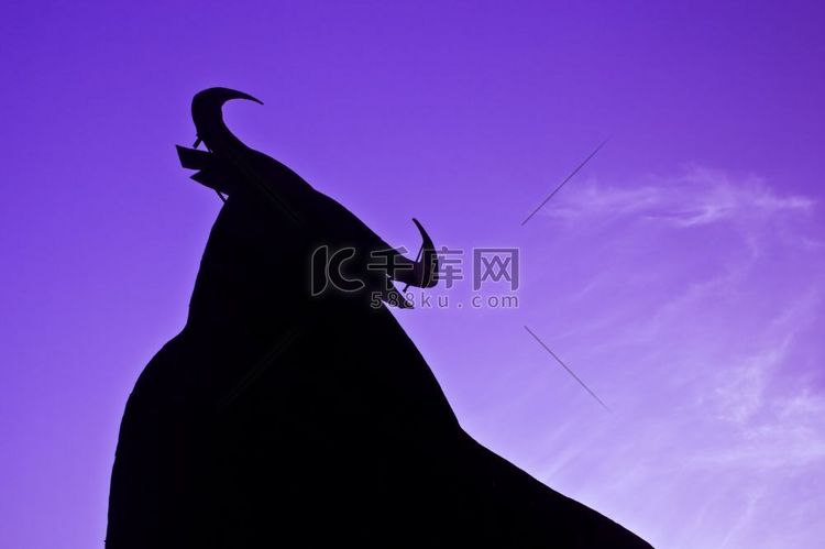 一头公牛的剪影映衬着紫色的天空高清摄影大图 千库网