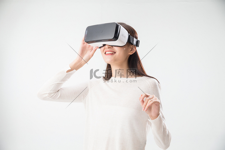 戴着VR眼镜的青年女人高清摄影大图 千库网