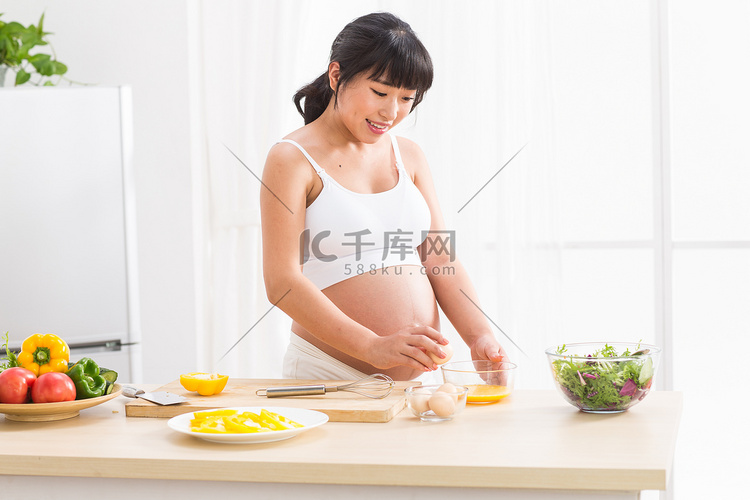 孕妇做饭高清摄影大图 千库网