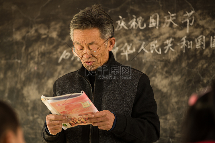 乡村小学老师在上课高清摄影大图 千库网