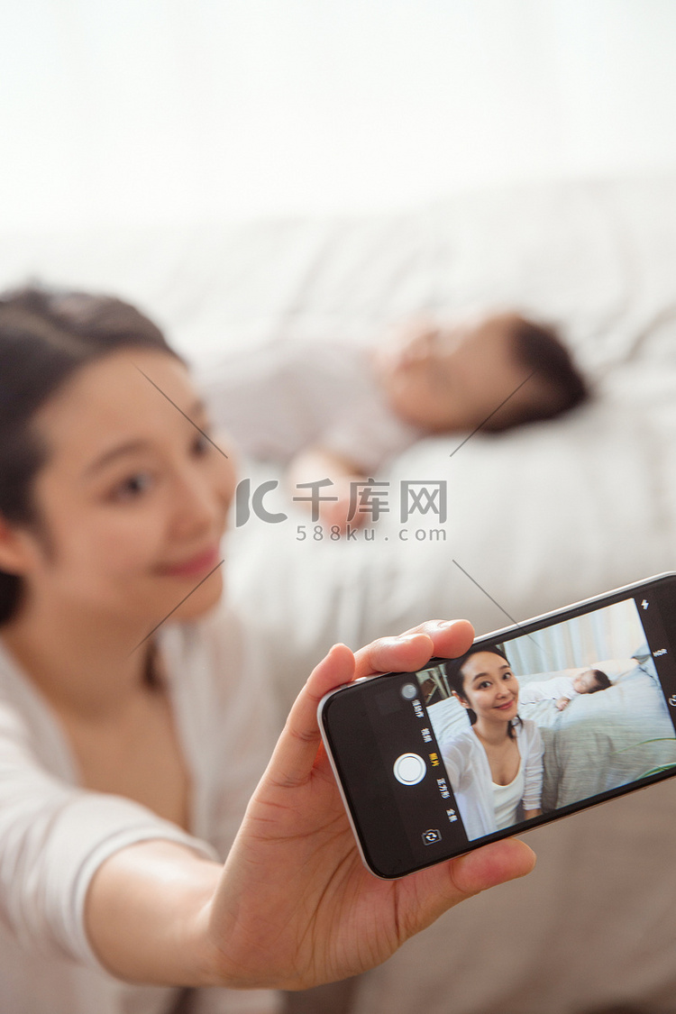 妈妈给宝宝拍照高清摄影大图 千库网