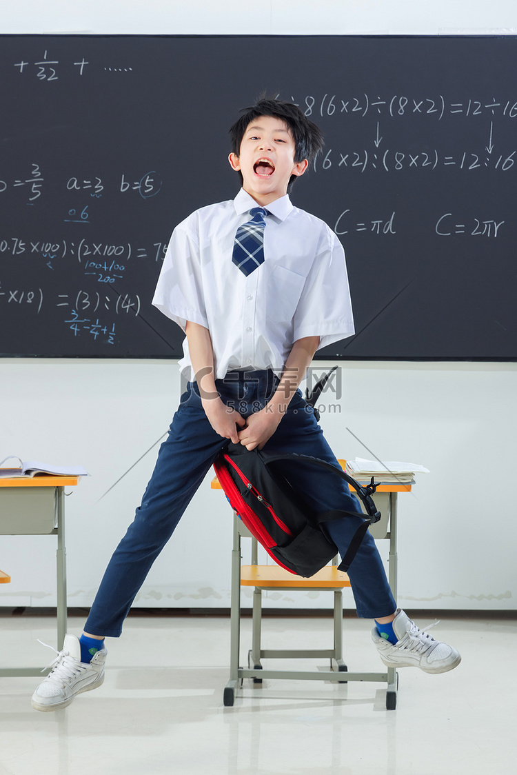 快乐的小学男生在教室里欢呼跳跃高清摄影大图 千库网