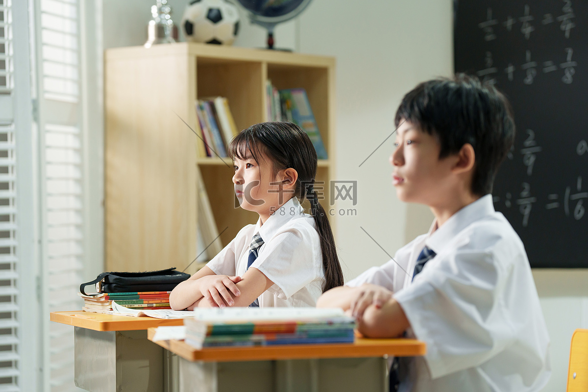 小学生在教室里认真听讲高清摄影大图 千库网