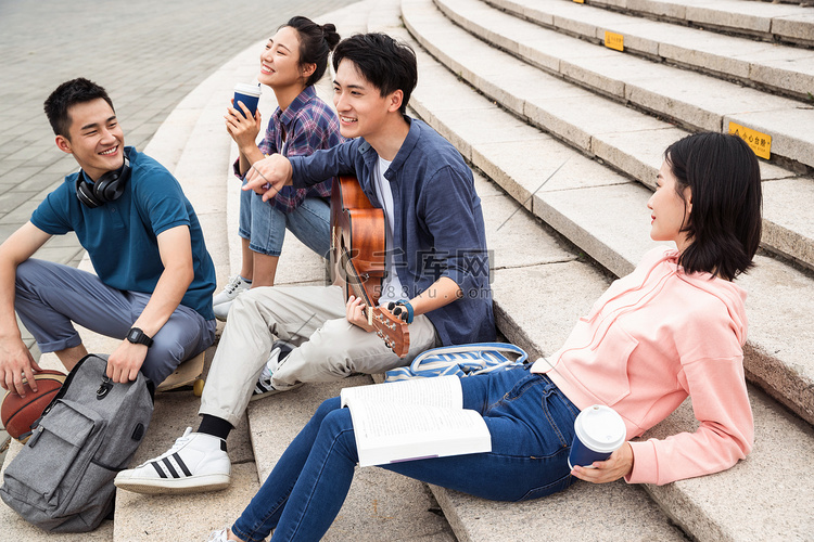 年轻的大学生坐在台阶上弹吉他高清摄影大图 千库网